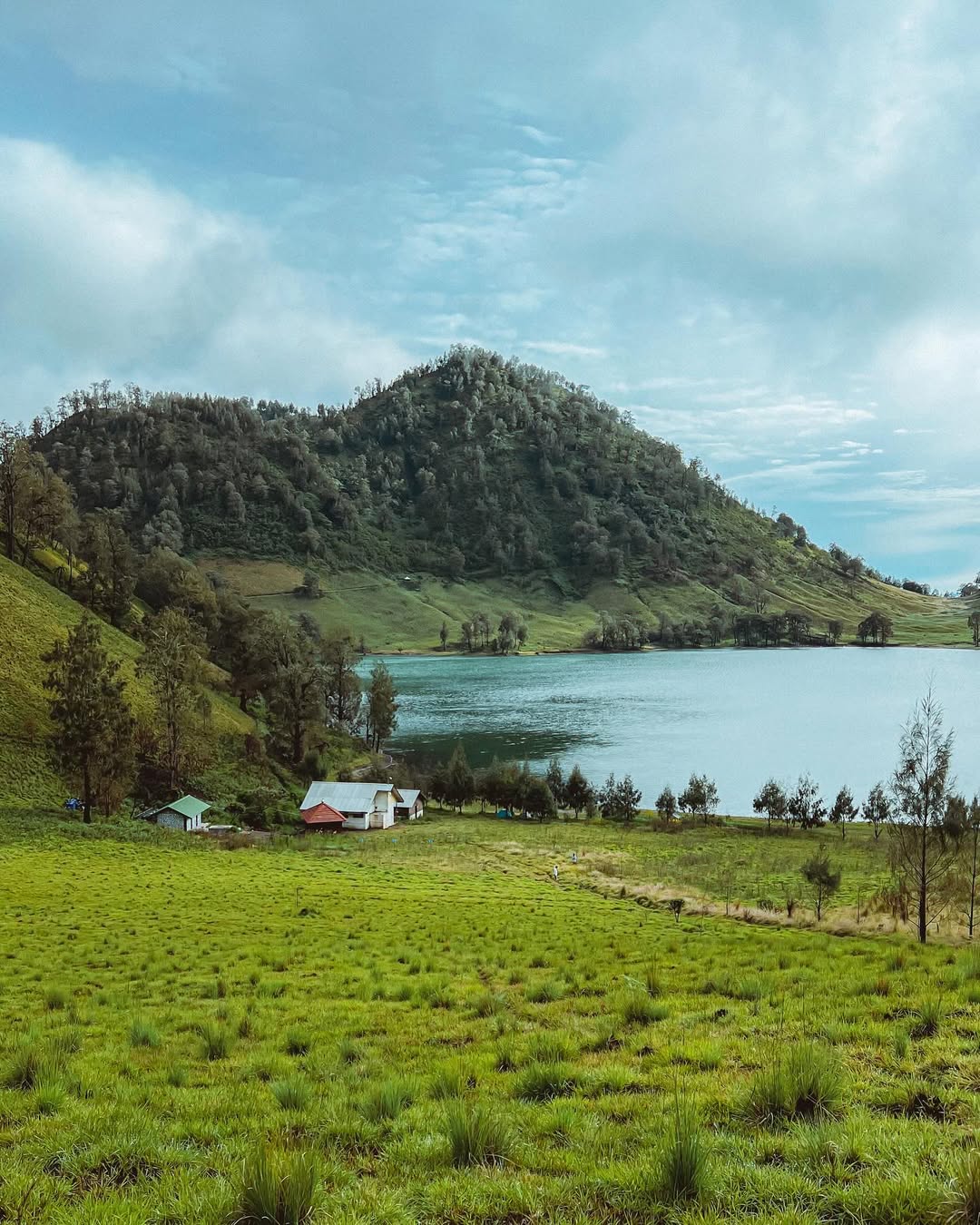 7 Rahasia Ciamik Wisata Gunung dengan Danau Alami yang Bikin Melongo ...